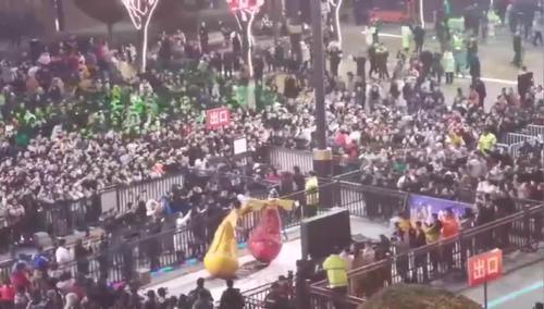 大唐不倒翁表演火了之后,排了半天队就看一眼,还不能停留