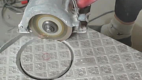 瓷砖上切割大孔的方法,看似很简单实则好手艺!