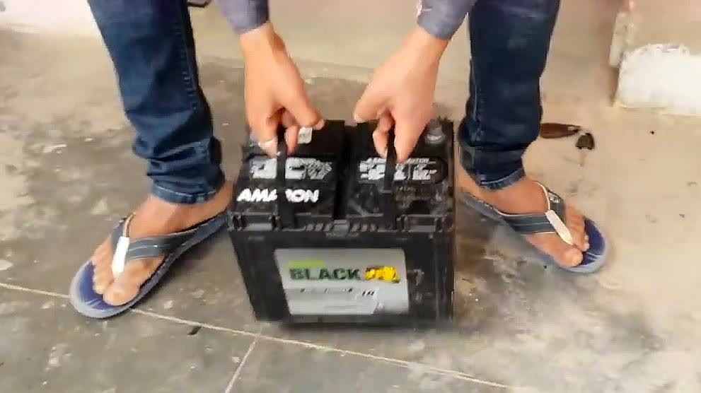 印度小伙亲测将电瓶"正负极"直接相连,场面直接失控