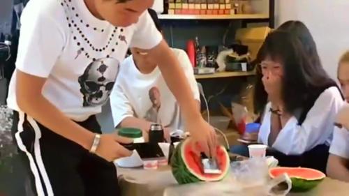 小伙菜刀切,结果一刀下去懵了,这菜刀的质量没谁了!