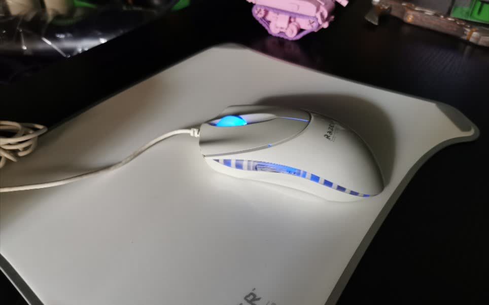 雷蛇经典外设之白色响尾蛇pro v1.6和白色金属鼠标垫苹果电脑端高...