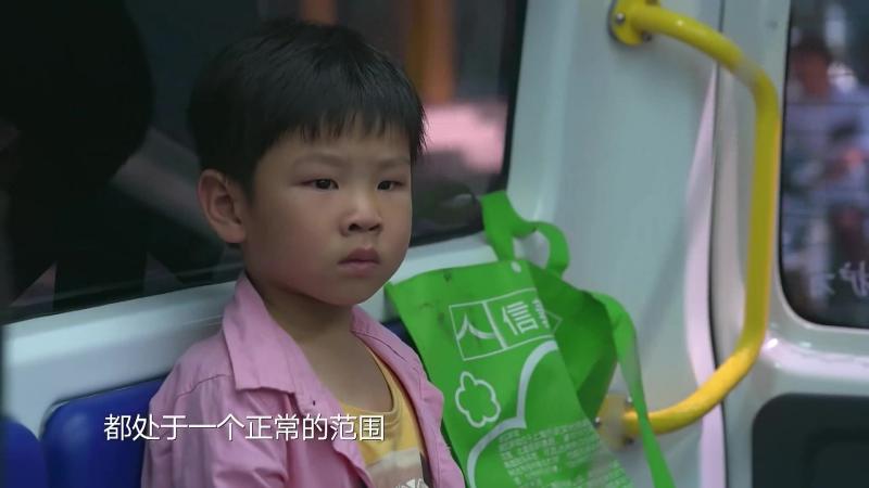 父亲带着小男孩骑电动车,撞上护栏头部受伤,幸好小朋友没有没事