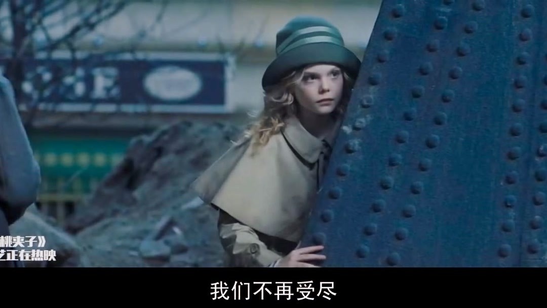 胡桃夹子:女孩跟着玩具来到工厂,打算进行下一步计划