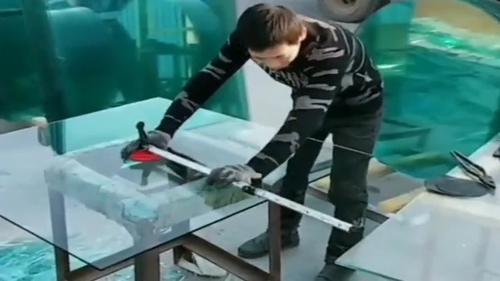 第一次见这么划玻璃的,好像剪纸一样,非常轻松就搞定了