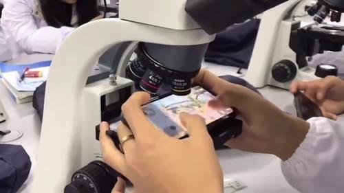 医学生的奇葩操作之显微镜打吃鸡,一看就知道小伙骨骼惊奇啊