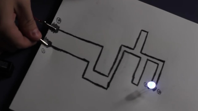 铅笔的导电性多强?在纸上画电路板,连上电池后二极管就会亮