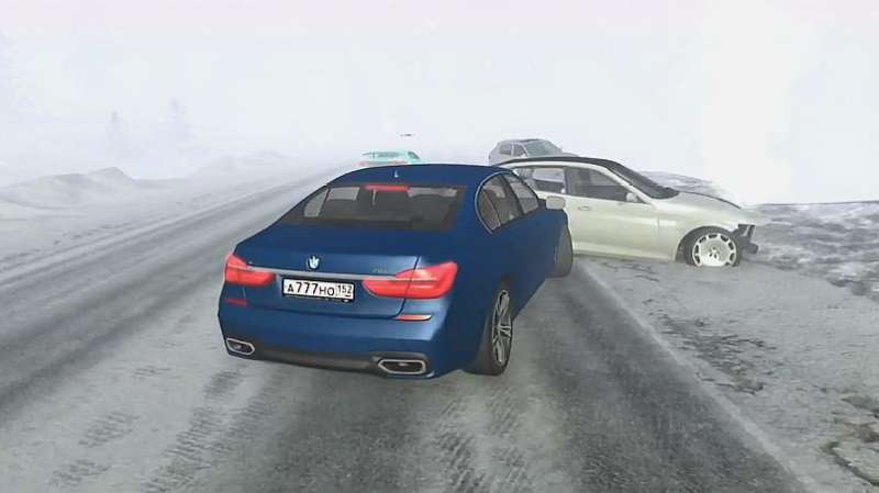 BeamNG：宝马7系轿车大雾中开足马力追尾小轿车，模拟真实车祸