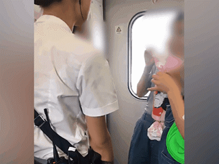 【福建】惊险!动车即将关门 3名女孩将腿伸出门外比谁勇敢