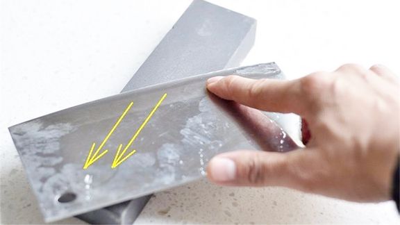 菜刀千万别乱磨!教你两种正确的磨刀妙招,菜刀瞬间锋利无比