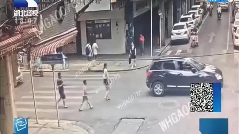 小车撞人却显“精细”,车轮轧鞋不伤脚