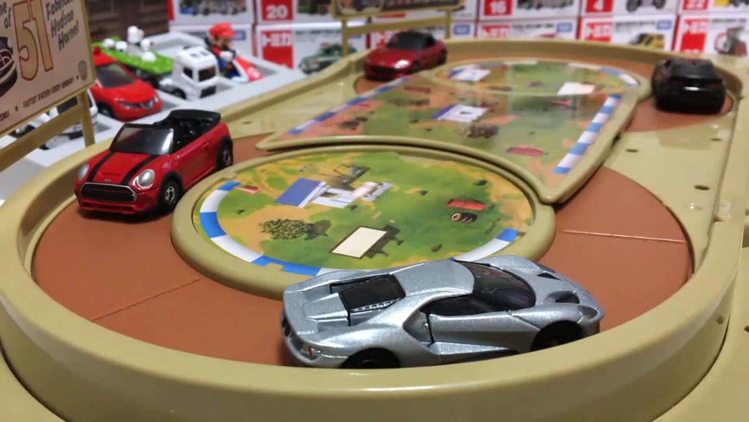 小汽车玩具总动员第一集,跑道上面行驶的小汽车