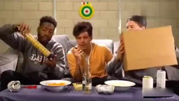 小指托着手机底部,演绎说唱接电话,引得广大网友关注!