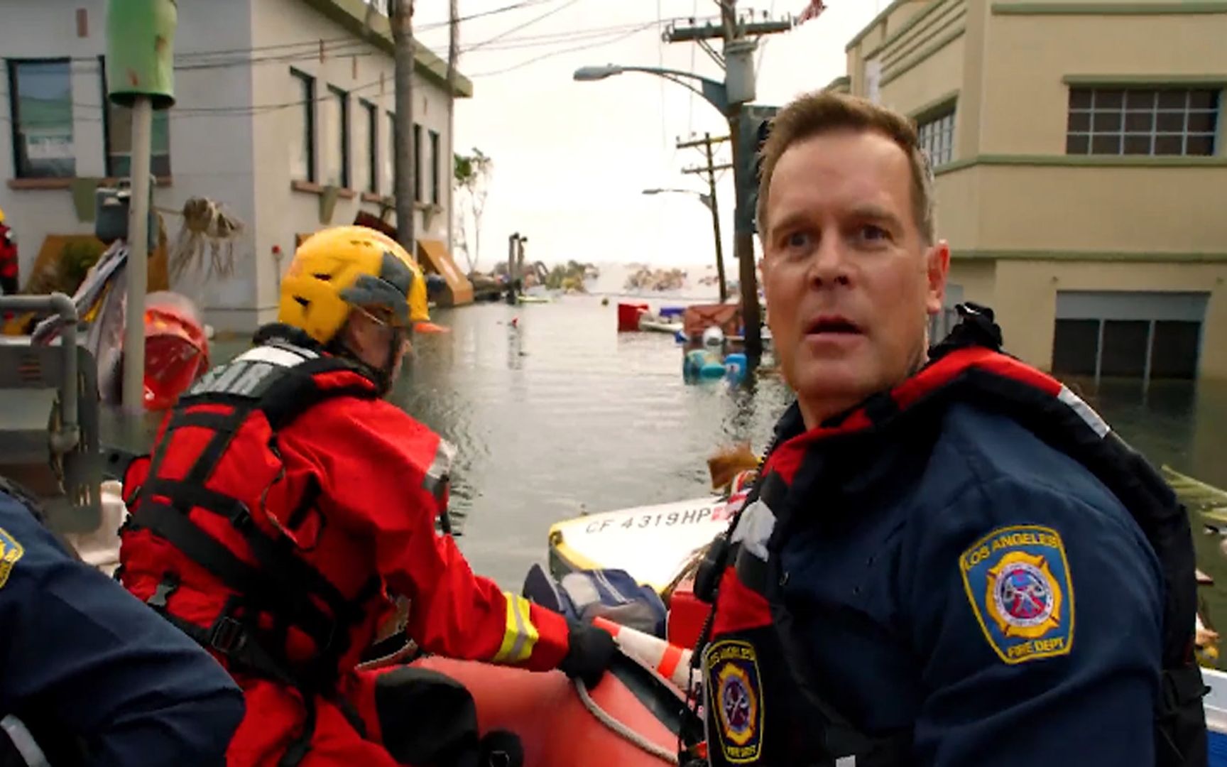 男子在求婚时突然发生海啸遇难,的亏救援队奋力抢救才得以脱险