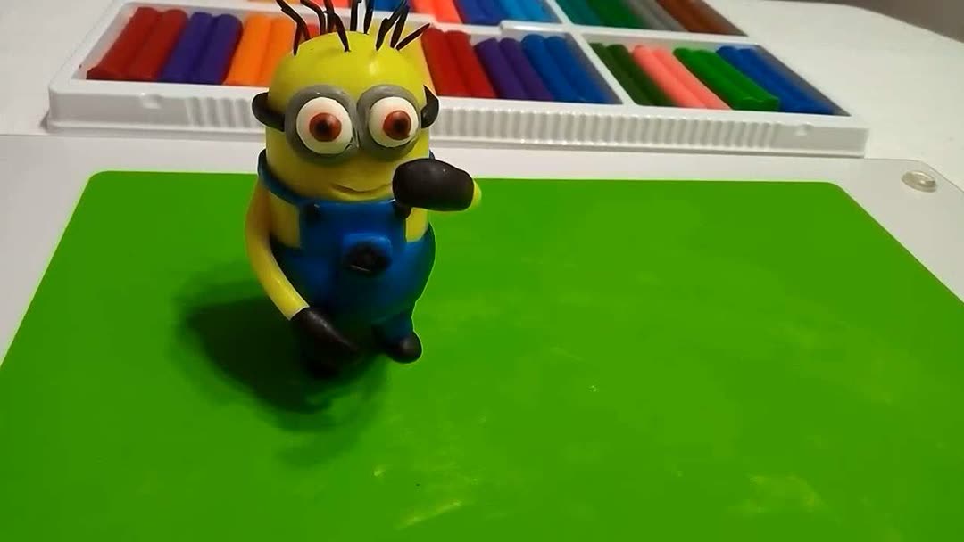 牛人大神居然用橡皮泥捏了个小黄人,也太可爱了吧