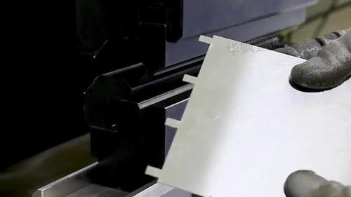 最新的折弯机结构,一步能完成多次成型,设计师的技术值得肯定