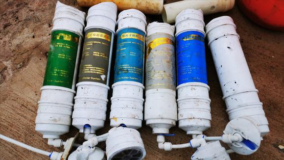 废旧净水器别扔或别当废品卖,里面的滤材小鱼缸足够用