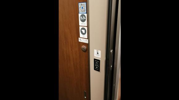 高铁上厕所自动门