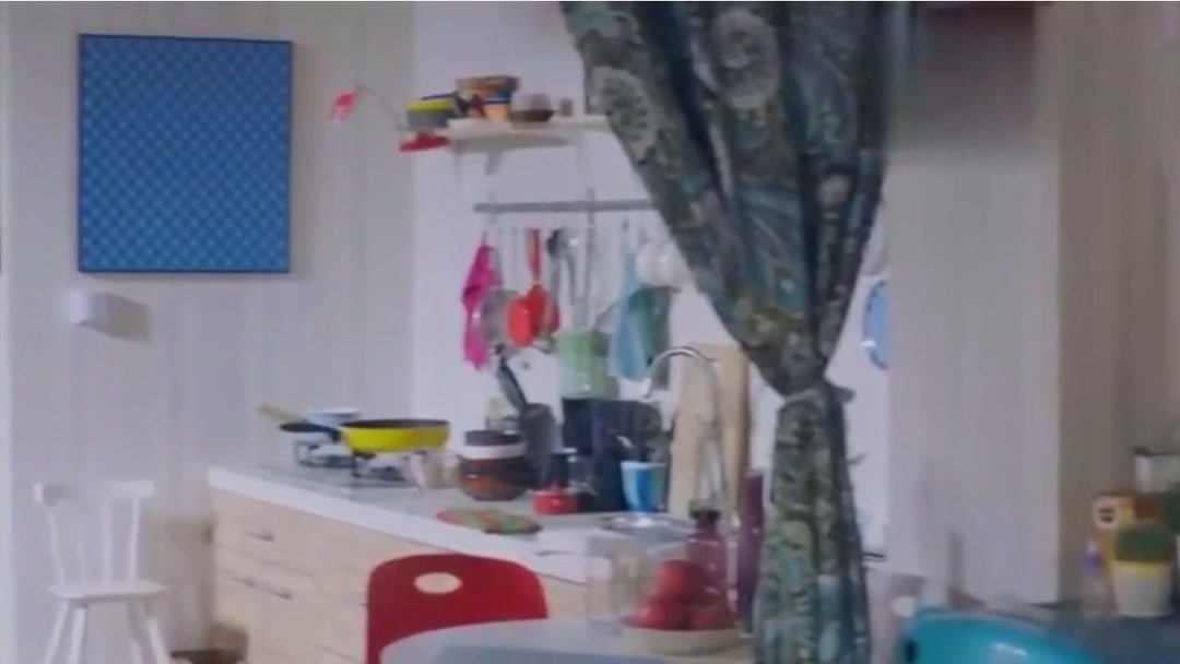 我爱男保姆:男保姆来到美女家里,准备将礼物送给美女给她惊喜!