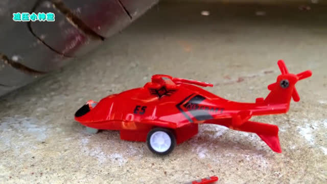 减压实验:把直升机、蜘蛛等放在车轮下,好减压,危险勿模仿