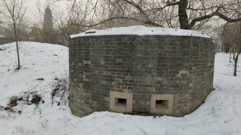 这座碉堡规模庞大,旁边还有几百米长的地下暗道!