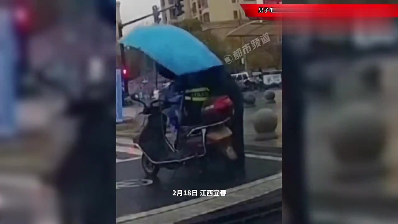 男子电车加装雨蓬被交警拦下,下一秒车主为阻止,竟直接抢下警帽