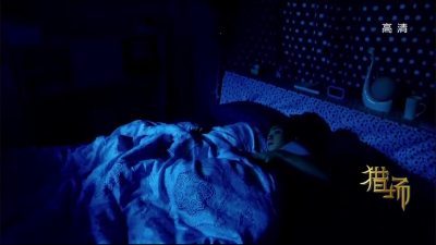 美女一夜无眠,手机一开机,就把前男友的短信给删掉