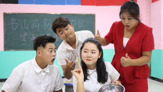 老师考试让用筷子夹玻璃珠,女同学考100分被请家长,怎么回事