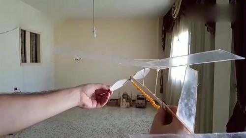 民间牛人自制迷你飞行器,别看结构很简单,真能飞起来