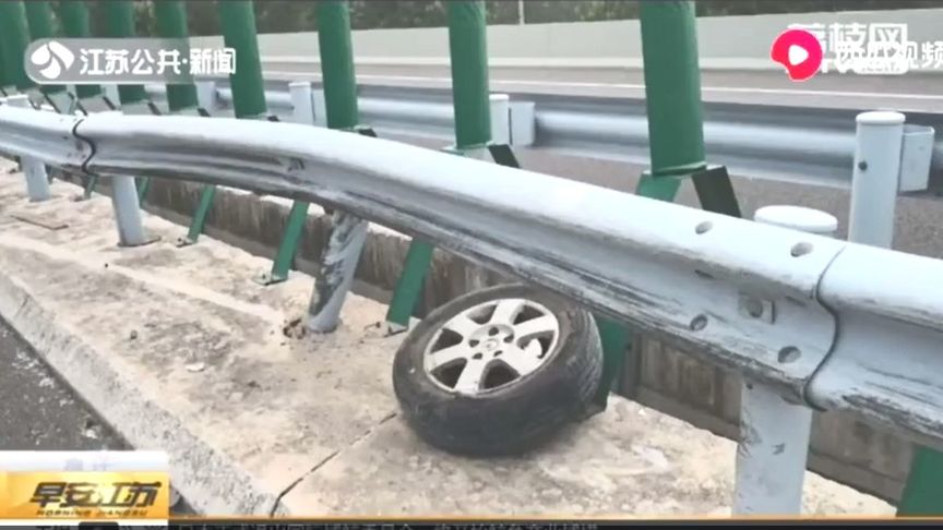 高速驾车打盹,轿车一头撞上路中央隔离栏,右车轮瞬间飞出!