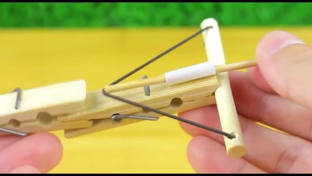 科学小实验:竹夹子等材料制作的发射装置玩具,学生DIY