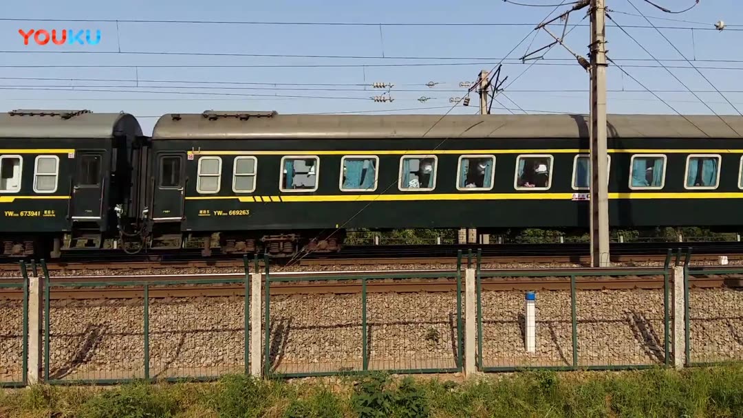 京局京段的HXD3D型电力机车牵引K158次列车从京广线滠口站附近经过