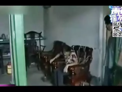 实拍:女子狂犬病发作 狂叫不止乱咬人