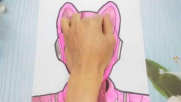 用手掌放在一张普通纸手绘迷你特工队露西,简单又帅气的手势画