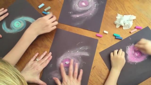 用彩色笔在黑纸上画出宇宙,看会了么