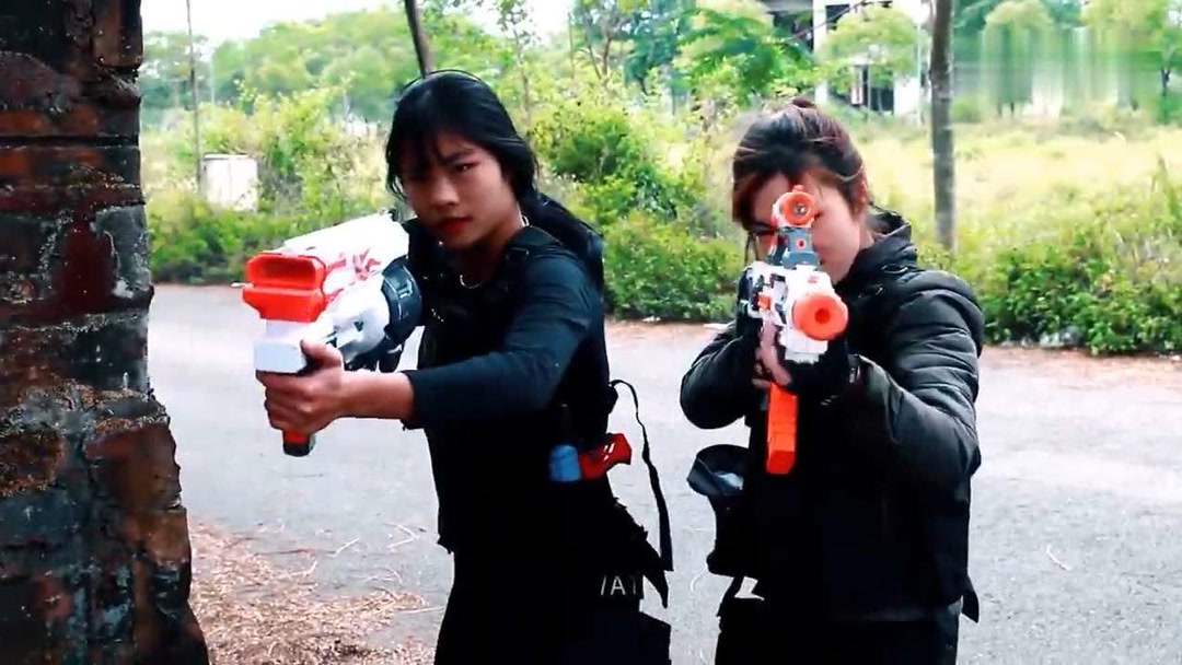 搞笑CS枪战:美女双排险被秒,机智逃生反击敌人