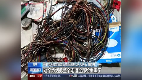 电动车电梯内突然起火 铁门瓷砖被炸裂