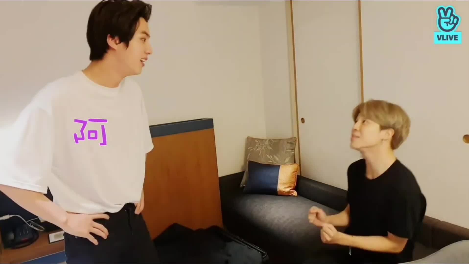 金硕珍MAMA前夕生日直播,玩游戏输了就要出去真的...