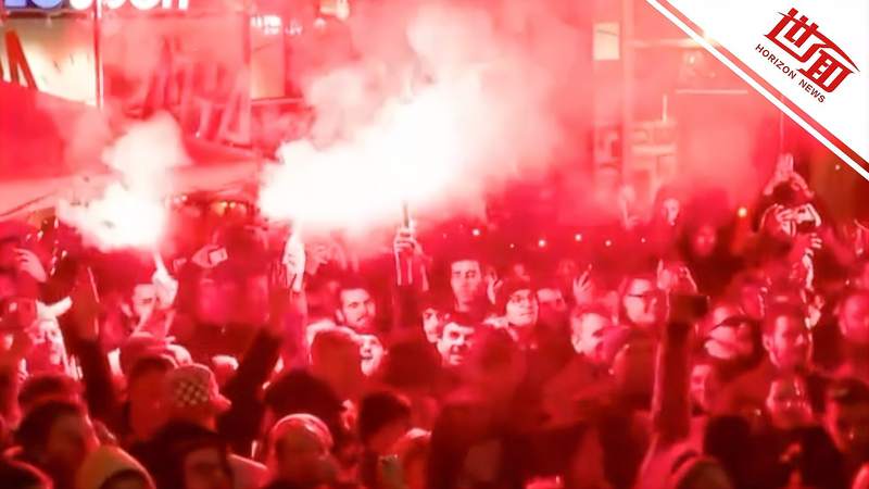 现场:世界杯克罗地亚队点球大战击败日本队晋级8强 球迷燃放烟火激情...