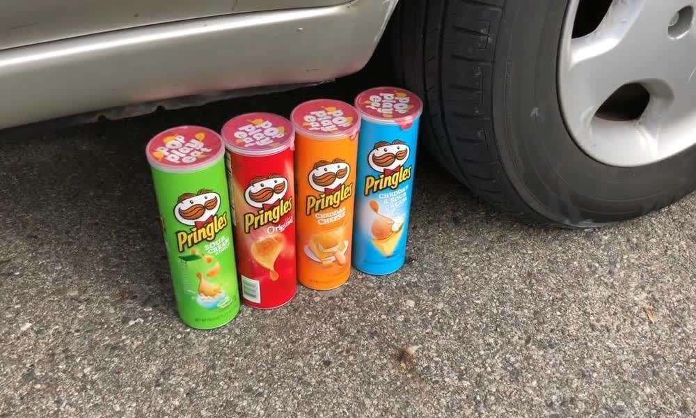 老外将4罐薯片放汽车轮胎下,开动汽车,场面一度失控!