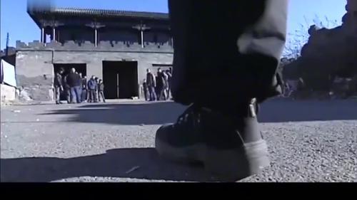 全市的黑帮打架,下秒走来一个姑娘,黑老大们吓得冒冷汗