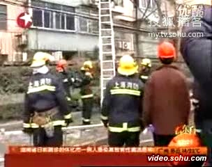 现场实拍爬电线杆被电死