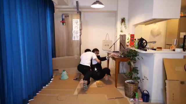 小哥用橡皮筋自制屏障,可以反弹别人给的伤害,网友:反伤刺甲