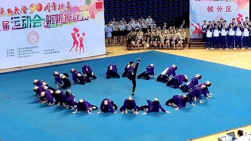 啦啦操比赛上，广西大学跳“handclap”，C位小哥哥实力圈粉！