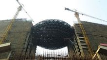 武汉现“空中鸟巢”建筑 架在两栋楼之间
