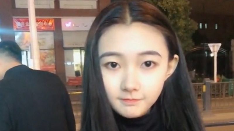 小伙在街头和美女小姐姐玩接对联,真的是太皮了,好搞笑!