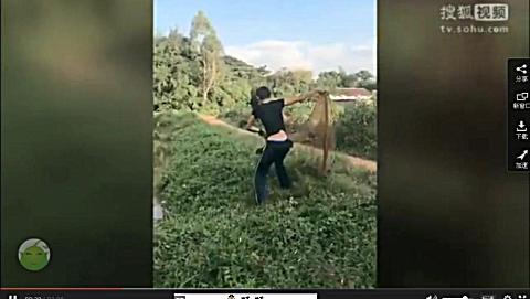 二货撒渔网把自己摔得够呛-搞笑视频