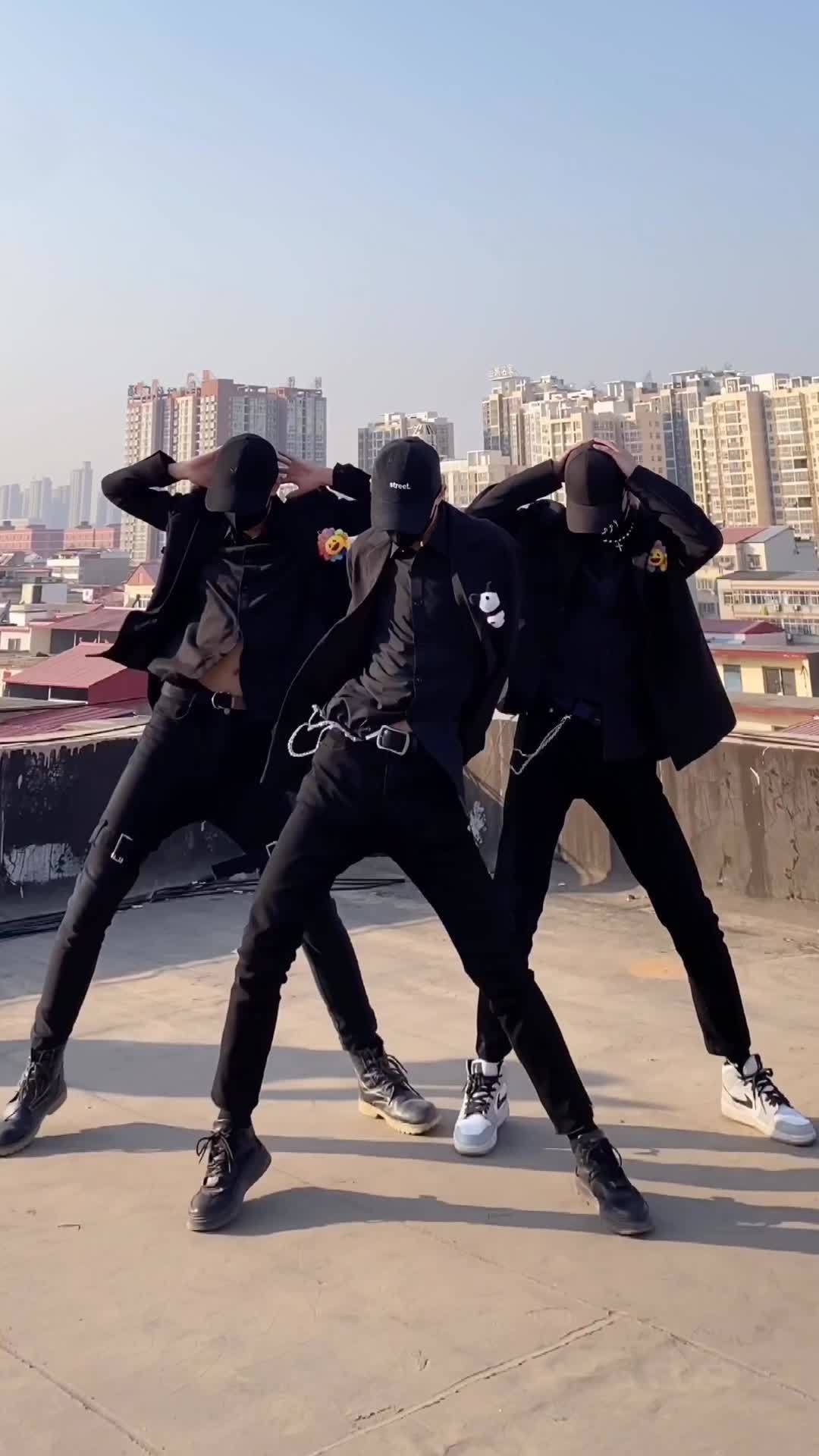 可爱的句子我还没想好可爱的我先出现一下皮卡丘舞蹈天台