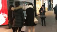 上身穿羽绒服下手漏腿 日本女人舍不得穿裤子都不用给我双击