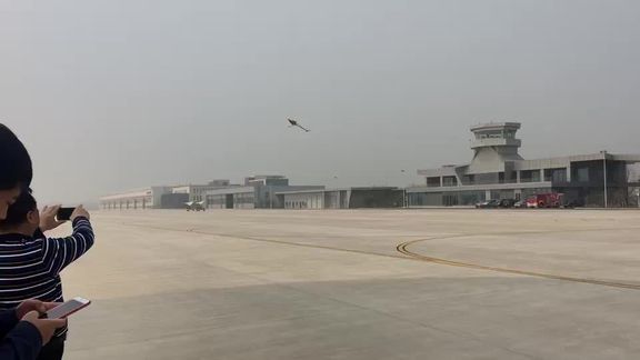 直升机航模空中翻滚表演