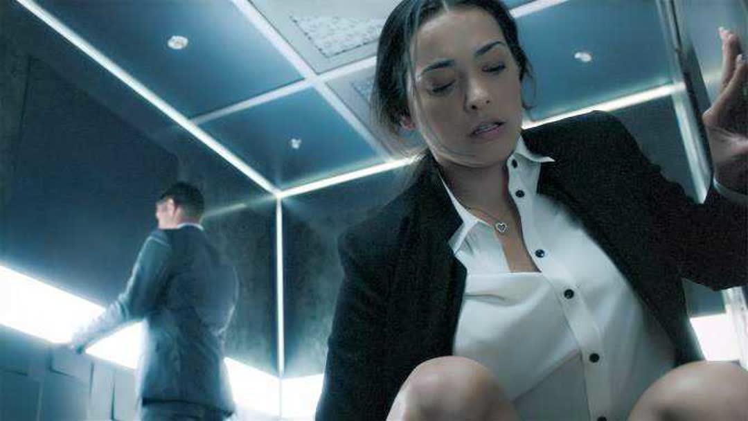 影视:孤男寡女被困电梯两天三夜,逃出去后疯狂删除监控!